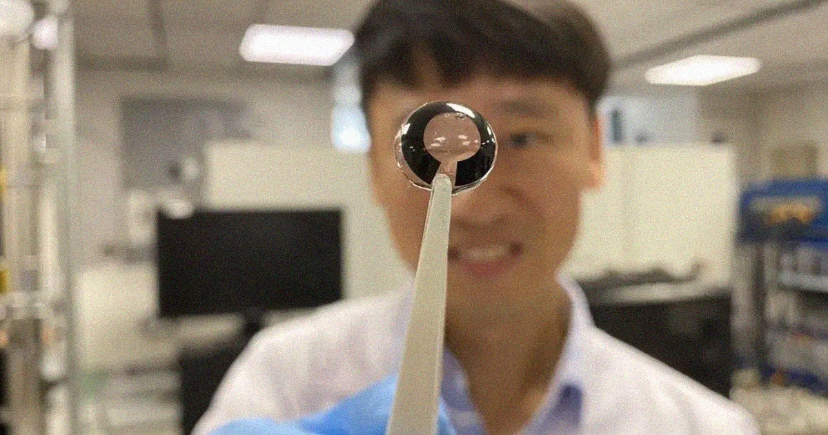 Scientists Devise Way to Power Smart Contact Lens With Human Tears Scientists Devise Way to Power Smart Contact Lens With Human Tears